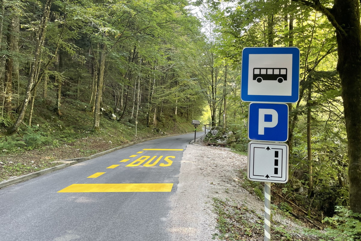 Uvedba novih avtobusnih postaj v Strugu – Geopark Idrija | Zavod za ...